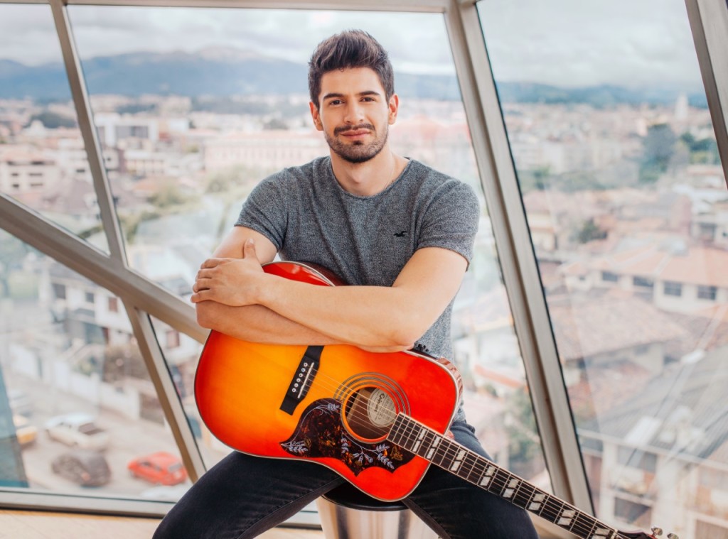 CÉSAR MORALES sigue su camino en la música - Wow La Revista